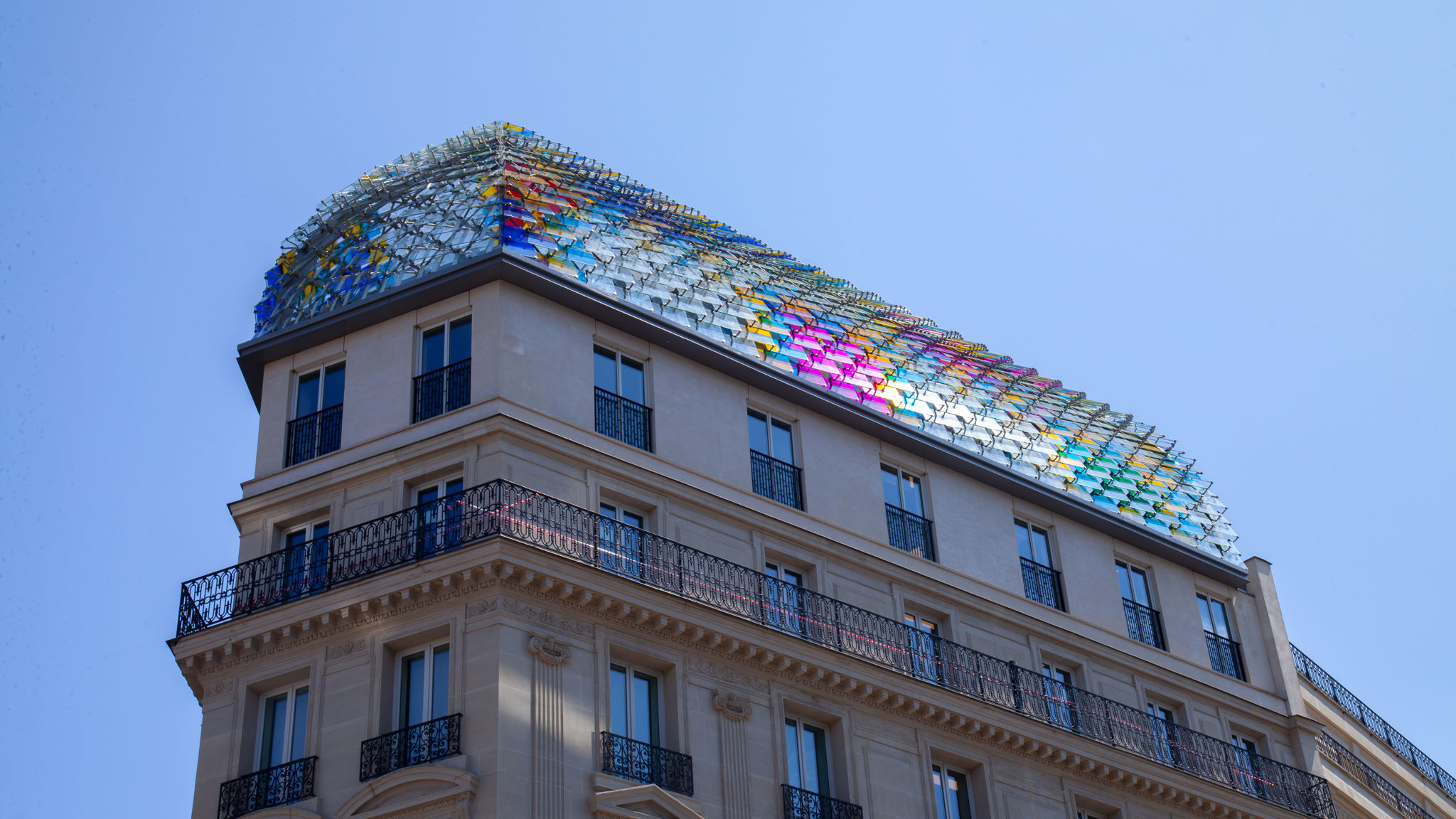 Lazard Frères accueille les Nuages Colorés de Daniel Buren sur la ...